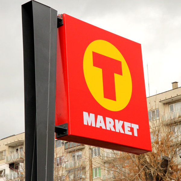 T-Market with new sign and totem in Kazanlak | Flexible face signs