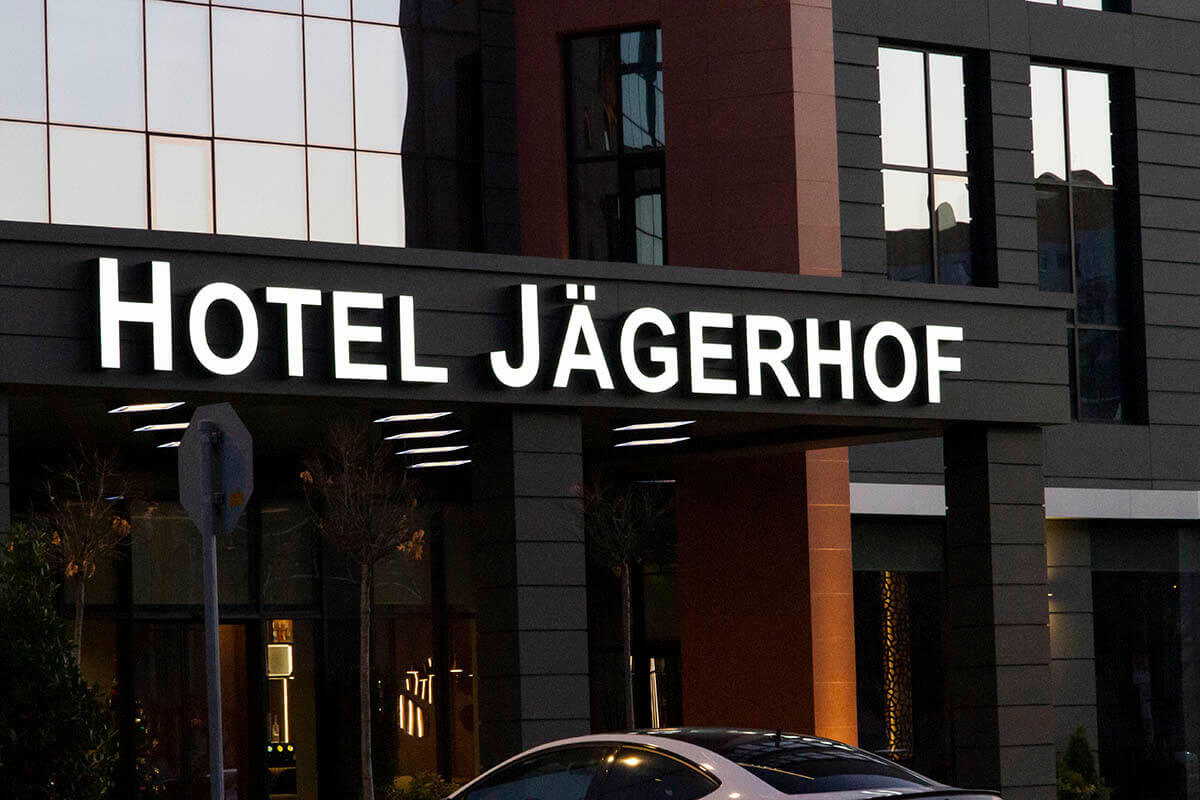 Хотел Jagerhof, Пловдив със светещи обемни букви
