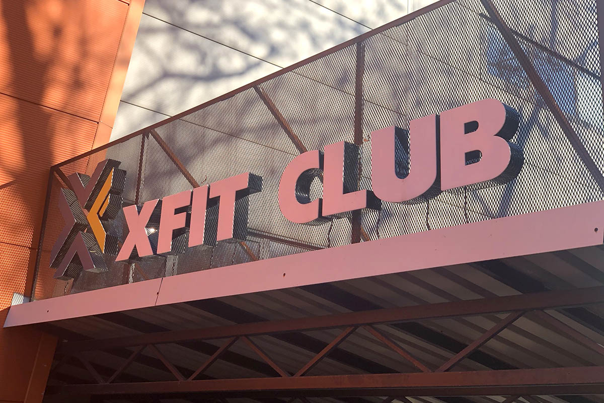 Светещи обемни букви и лого за фитнес клуб Xfit | От плексиглас