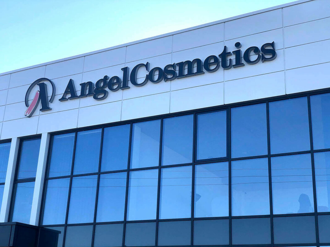 Светещи обемни букви и лого за фасадата на Angel Cosmetics