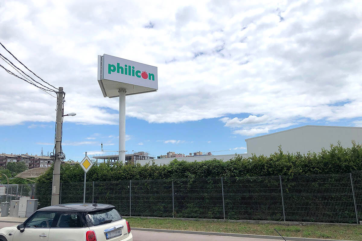 Светещи табели от винил и алуминиеви профили за Philicon