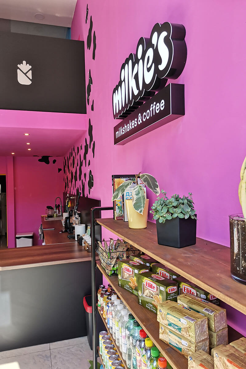 Светещи обемни букви от плексиглас за Milkies, Шумен