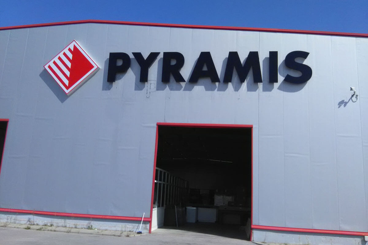 Светещо лого и обемни букви с контражурно осветяване за Pyramis
