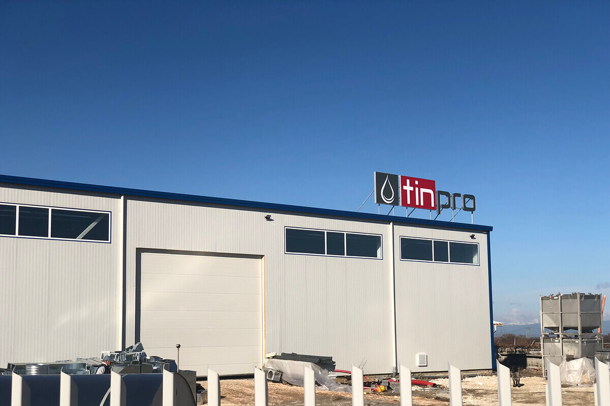 Светеща табела и обемни букви за TinPro